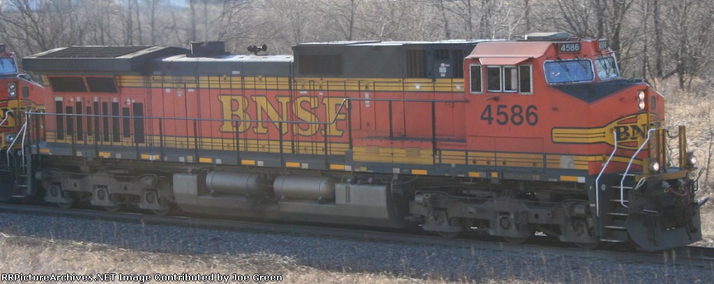 BNSF 4586